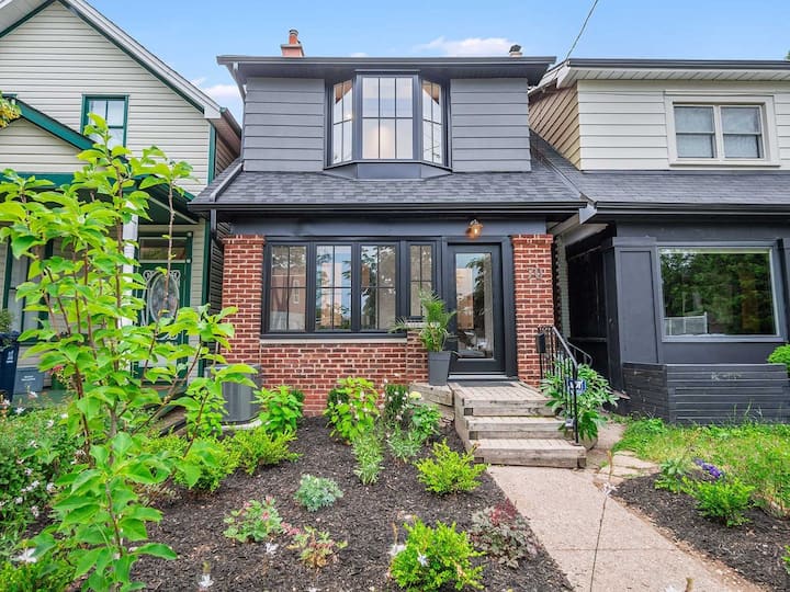 Cheerful Three Bedroom Home, Close To The Beach - Toronto
