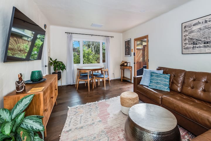 Charming 2-bedroom Cottage With Private Yard - Santa Barbara, CA