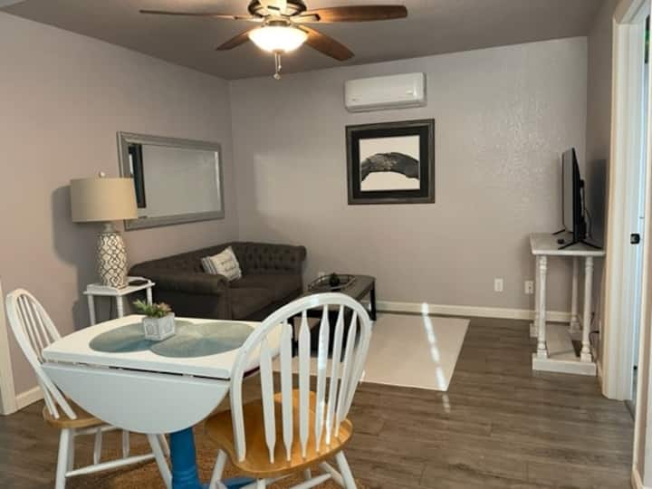 Adorable Guest House With Private Outdoor Space - Santa Rosa, CA