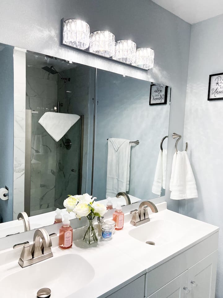 Modern All White Suite 3 - 2 Bedroom 2 Bathroom - Anchorage, AK