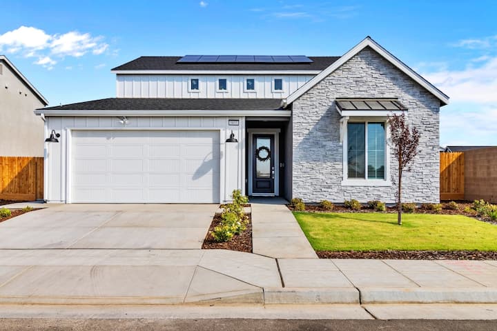 New Modern Home With Games And More! Near Airport! - Fresno, CA