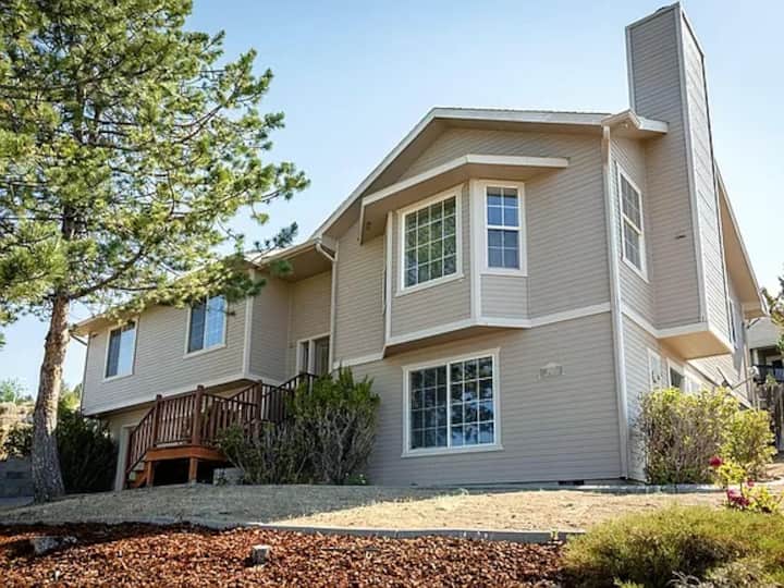 Bright, Private, Beautiful Views, 5 Bdrm, 3 Bath - Klamath Falls, OR