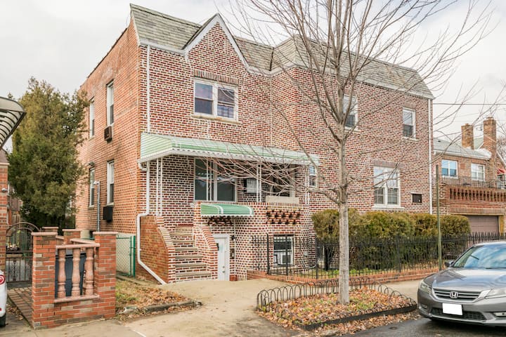 Lovely 2 Bedroom In Brooklyn Sleeps 5 - Elmhurst - Queens NY