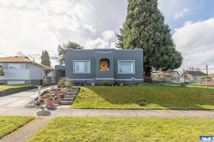 The Gray House In Pa (Central, 3brs/2den, Sauna) - Port Angeles, WA