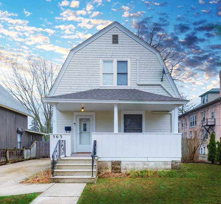 Pearl House! Walk 2 Beach & Town! Kid Friendly! - South Haven, MI