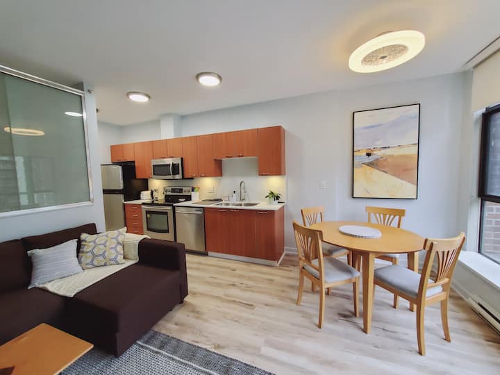 Pet Friendly Bright 1bd + Den In Downtown Van - Vancouver