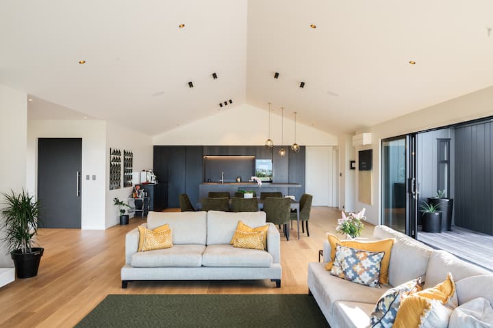 Architectural Home With A Bespoke Double Bedroom. - Katikati