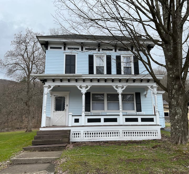 Ski, Golf, Hike Or Relax!
Great For Wedding Guests - Roxbury, NY