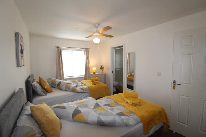 Mega 7 Pers / 3 Bedrm / 3 Bathroom House Near All! - 킹스턴어폰헐