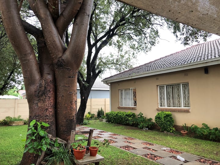 Secure, Peaceful 3‑bedroom Getaway With Aircon. - Gaborone
