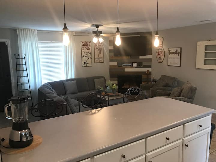 Game Day Stay
2 Bedrooms A Mile From Campus - Oxford, MS