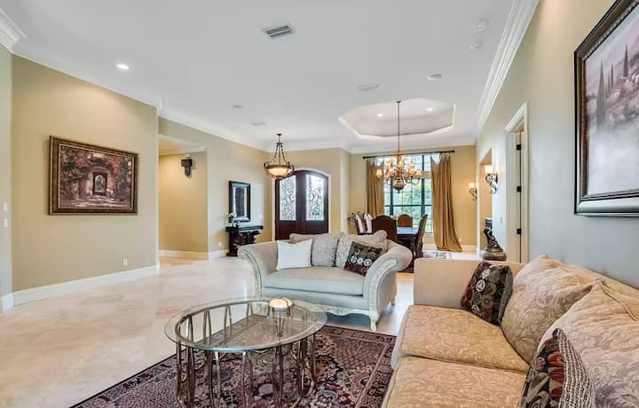 Luxurious Mansion Built For Entertaining - Altamonte Springs, FL