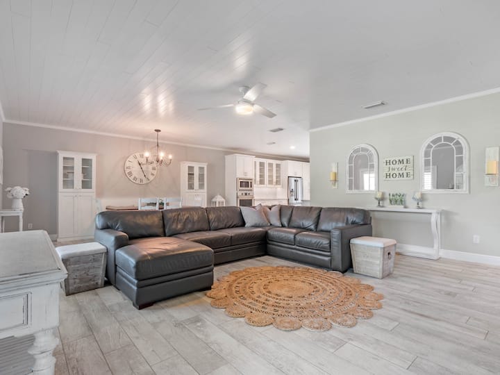 Modern Farm House, Fenced In Yard. Private Entry! - Little Lake Laurie, Heathrow