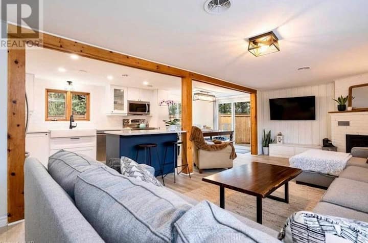 Location! 3 Bedroom Chalet With Private Yard - Ontario
