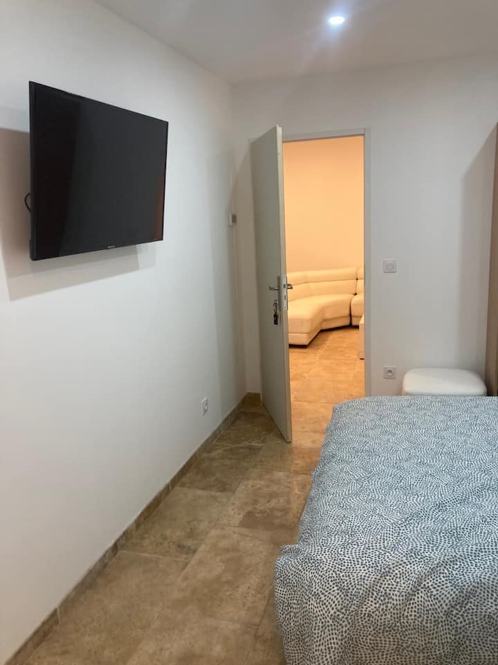 C .Chambre Dans Un Mas, Avec Sdb Et Wc Privatif - Nîmes