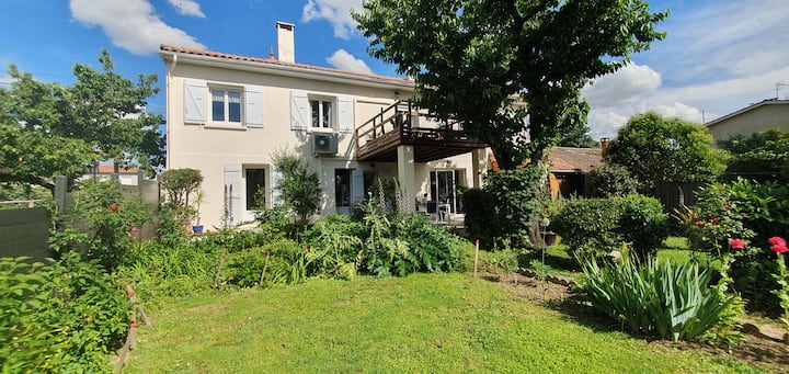 Auch, Une Charmante Maison De Ville Avec Jardin - Auch