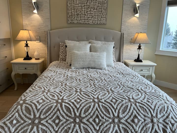Modern Cozy + Private Bathroom With View - Calgary