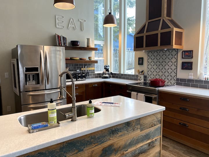 Cheerful 4 Bedroom Home With Stellar Location - Homer, AK