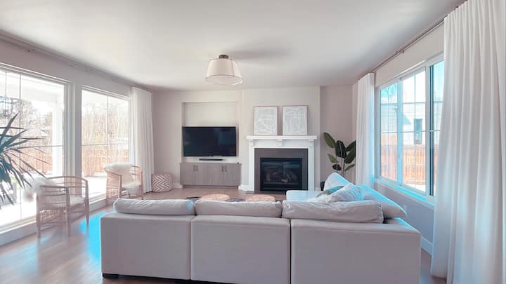 Fam Friendly Mod Farmhouse. Yard - Lakewood, CO