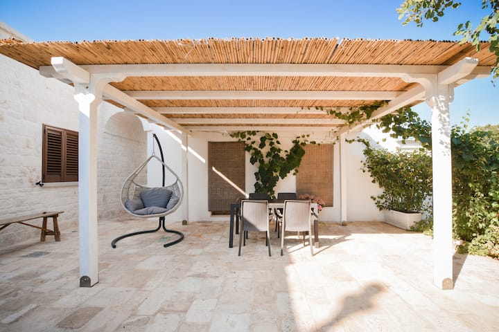 Boschetto In Valle D'itria: Carrube - Apulia