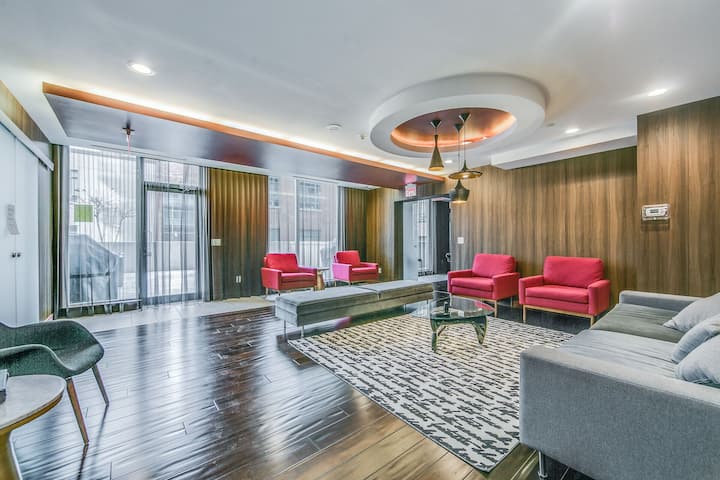 Modern 2br Suite With Balcony View + Free Parking - 미시소거