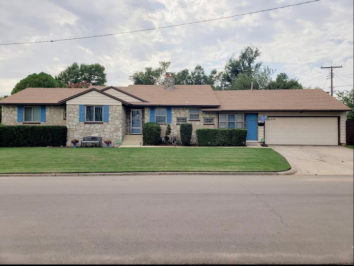 Point Of Blue/ Hottub- Pool Table - Oklahoma City, OK