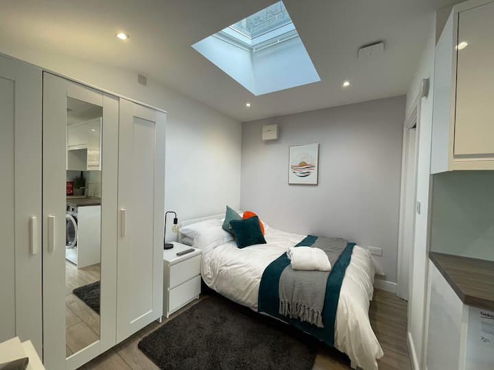 New Self Contained Garden Apartment With En-suite - Weston-super-Mare