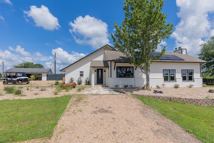 Colorado River Access, Game Room & Swimming Pool - Bastrop, TX