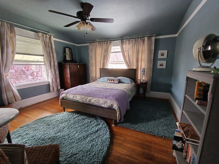 Large Room For Budget Travelers Who Like Pets - Oakland, CA