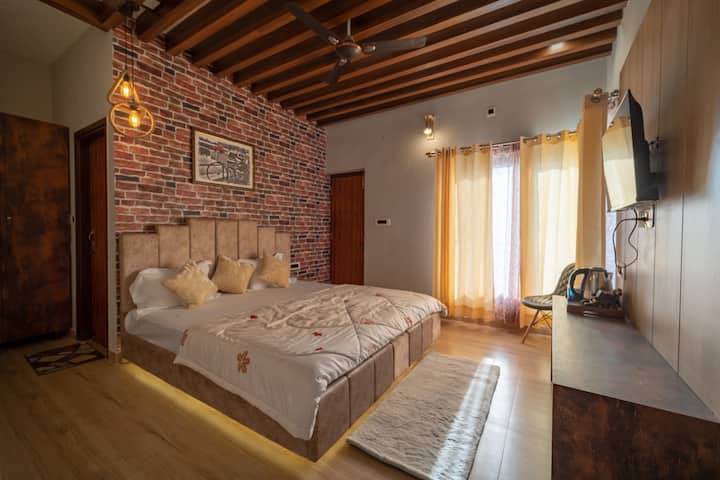 Stylish Bedroom With Private Balcony - Mussoorie