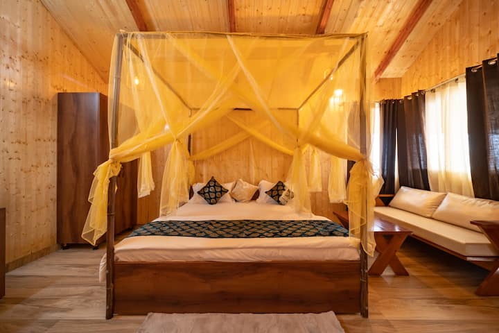 Stylish Bedroom With Private Balcony - Mussoorie