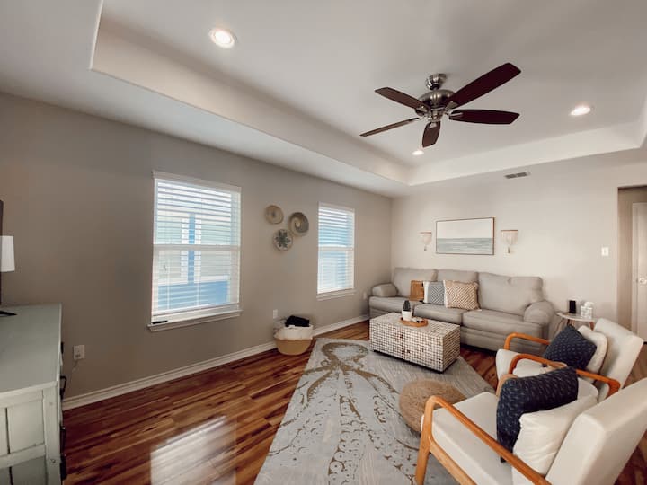 Coastal Haven - A Cheerful, Beachside Bungalow! - Rockport, TX