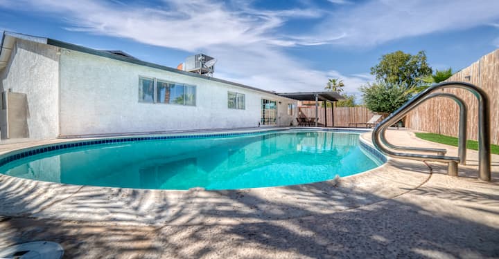 Spacious & Renovated 4-bed Oasis W/pool Near Strip - Las Vegas, NV