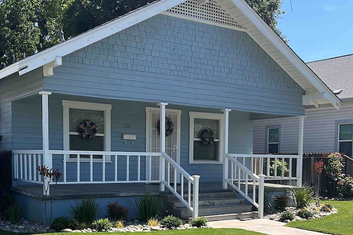 Charming 2br/2ba Home W/ Shady Backyard Pavilion - Madera, CA