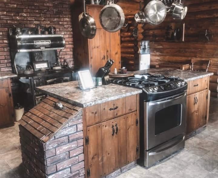 Rustic Log Cabin - Your Retreat Awaits! - Alberta