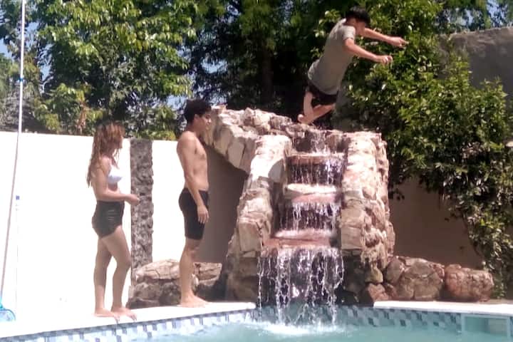 House 2 Living Rooms, Full Kitchen, Cascade - Paraguay