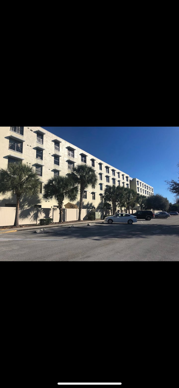 Lovely 2 Bedroom Condo With Pool - Clearwater, FL