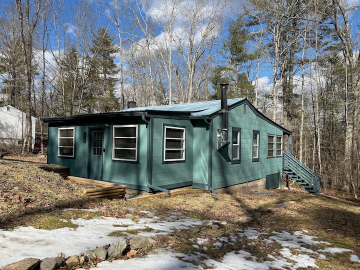 Cozy & Eclectic Vintage Narrowsburg Cottage - Narrowsburg, NY