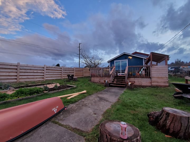 The Blue House - Quaint, Child Approved, View. - Port Angeles, WA