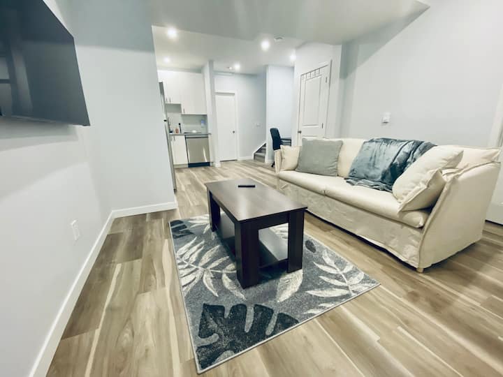 A Bright And Modern 2bedroom Basement Suite - Calgary