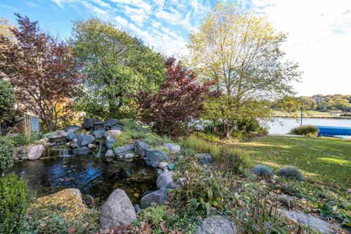 Riverfront 5 Bedroom Custom Home. 2 Fire Pits! - Rockford, IL