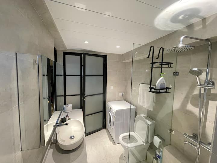 Great Location + Newly Renovated With Balcony. - Hong Kong