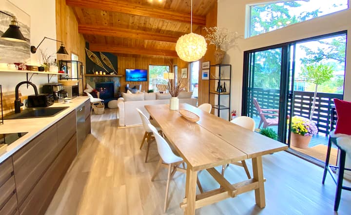 Banff Home With Stunning Views, Steps To Downtown - Banff, AB, Canada
