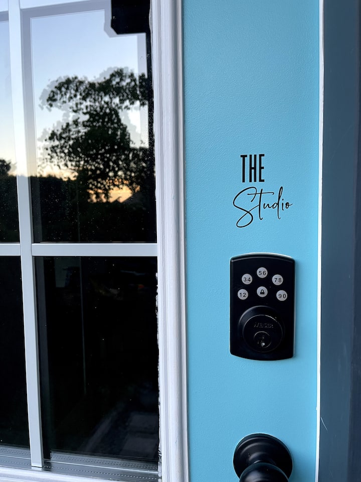 New Studio Queen Bed Close To Victoria Attractions - Victoria