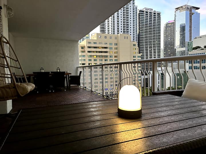 Design Condo With Huge 400 Sq/ft Balcony & Pool - Miami, FL