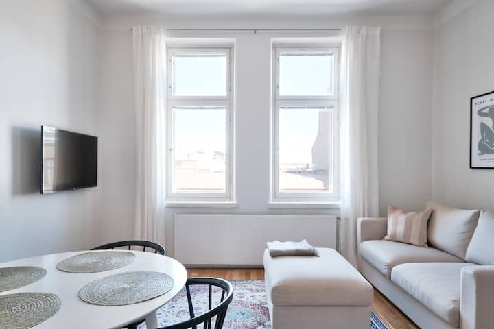 Chic & Spacious Studio - Suberb Location - Helsinki