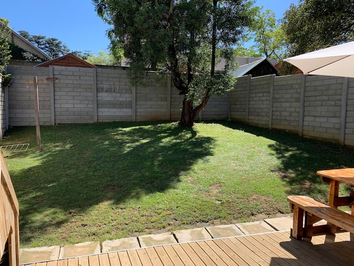 Spacious 2 Bedroom, Private Garden W/back Up Power - Sandton