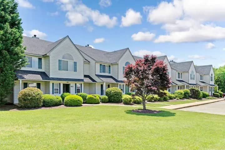 2 Bedroom @ The Historic Powhatan Resort - Great Wolf Lodge Williamsburg, Williamsburg