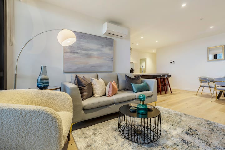 Sophisticated Designer Condo W Views~pool~gym - Melbourne