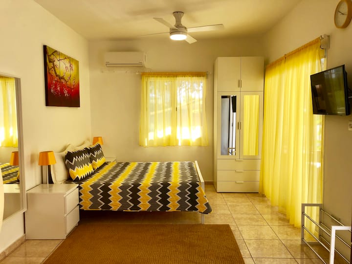 Уютная студия Kelly's Dream с двориком и бассейном - Paphos